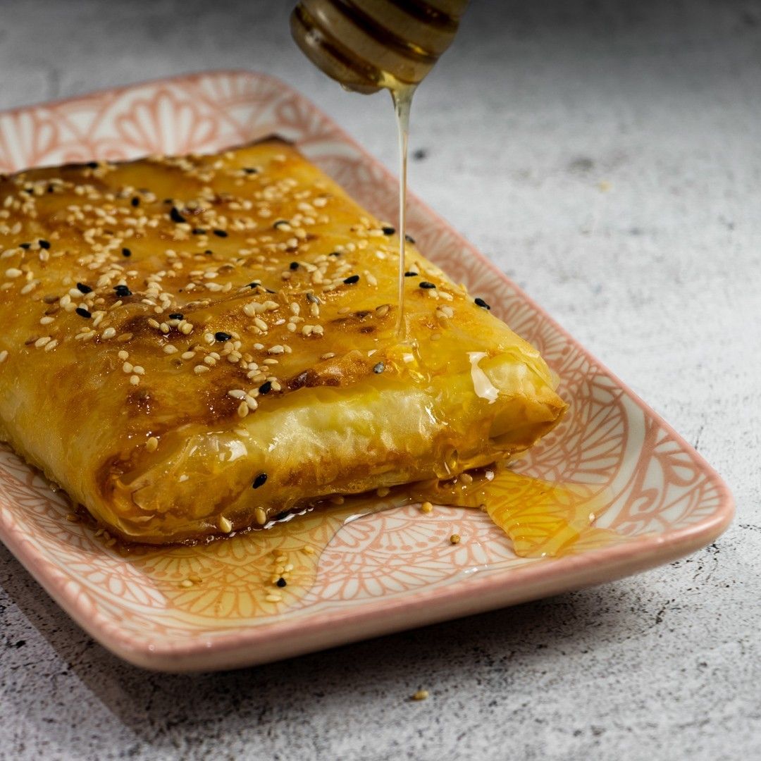 Baked Feta in Filo with Honey and Sesame | fooodlove.com