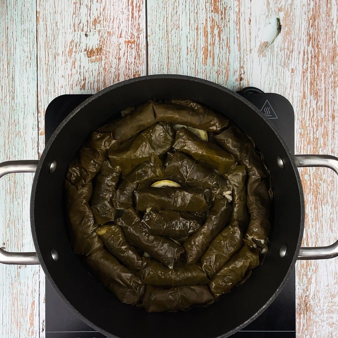 Dolmadakia Stuffed Vine Leaves with Rice | fooodlove.com