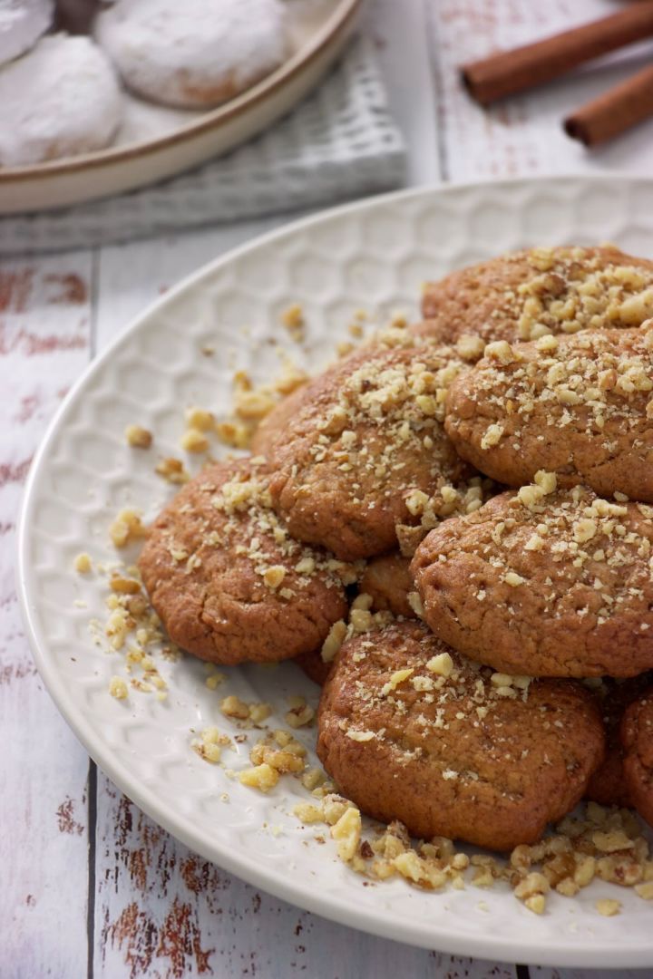 Greek Christmas Honey Cookies (Melomakarona) | fooodlove.com