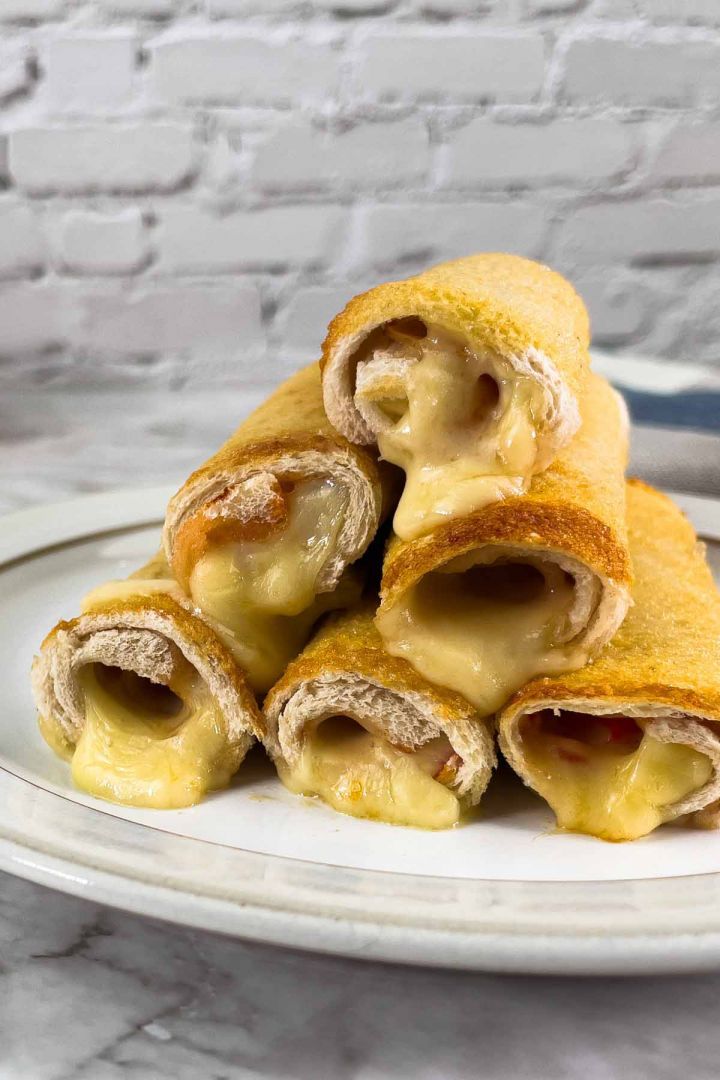 Turkey and Cheese Toast Rolls | fooodlove.com