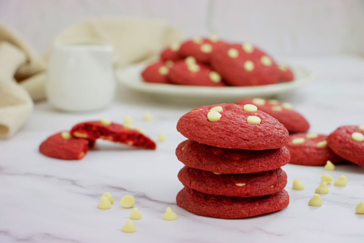 Red Velvet Chocolate Chip Cookies | fooodlove.com