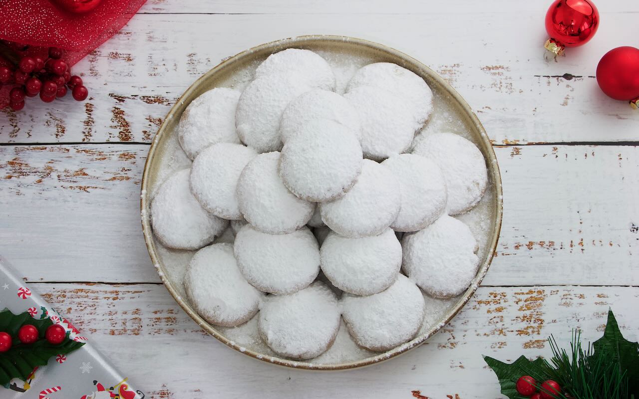 Traditional Kourabiedes Cookies | fooodlove.com